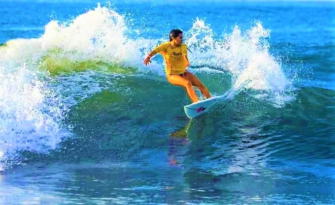 Ha fallecido la surfista Katy Díaz a los 22 años al ser alcanzada por ...